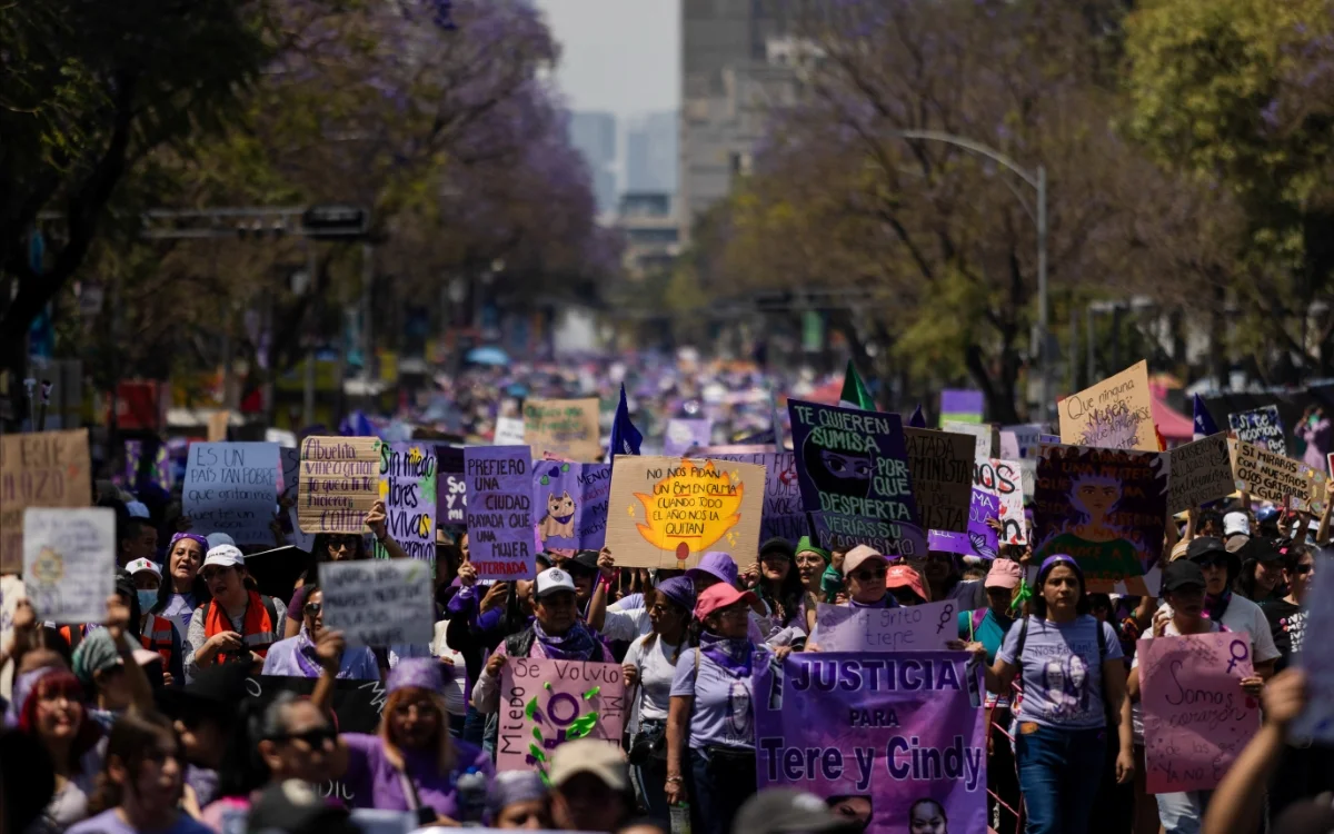 Más de 100 mil mujeres marchan en CDMX durante el 8M; Sheinbaum destaca ...